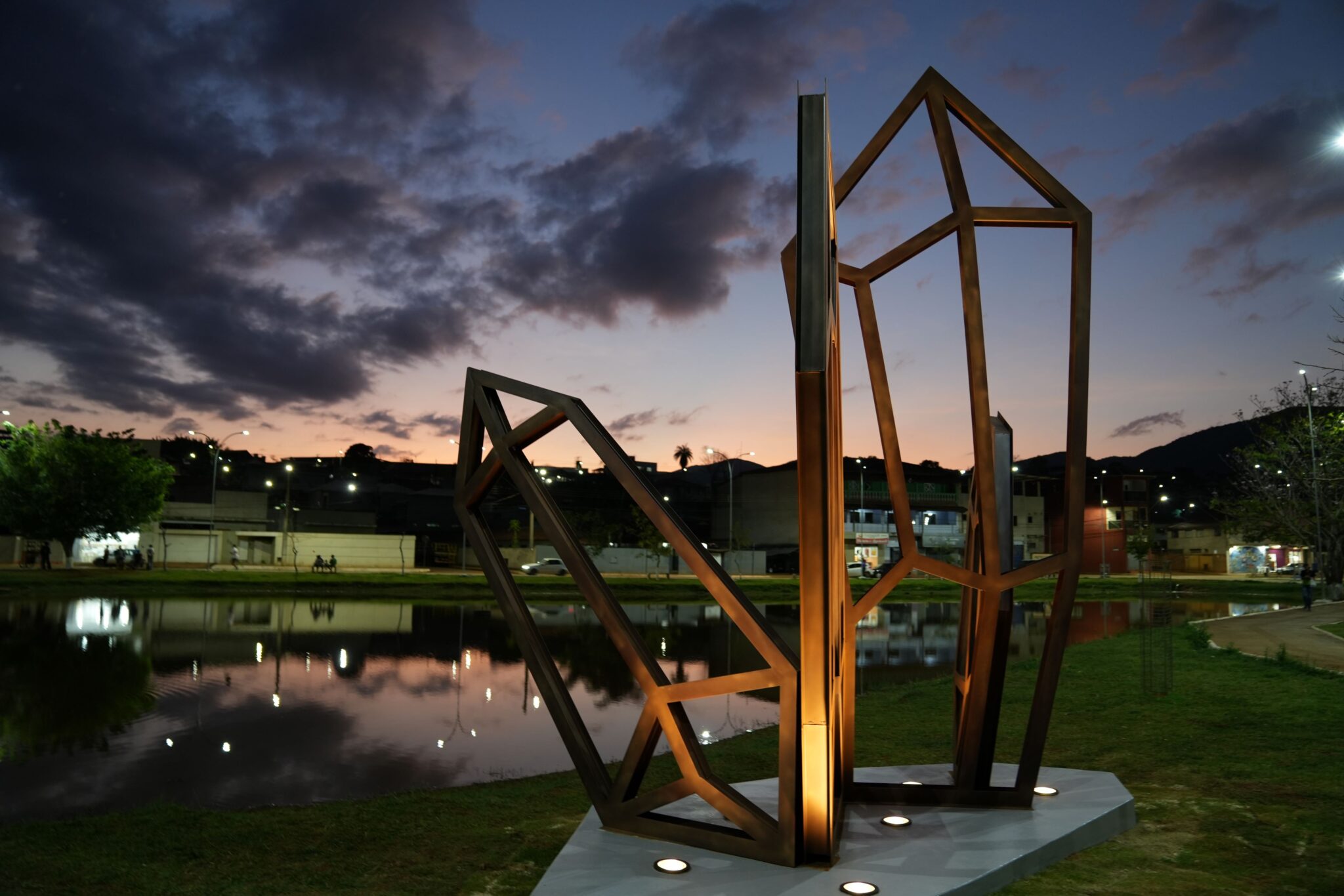 Gerdau Doa Escultura De Aço Para A Cidade De Barão De Cocais E Artistas